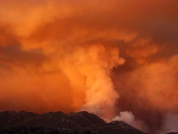 Wildfires Can Create Their Own Thunderclouds and Weather Systems ...